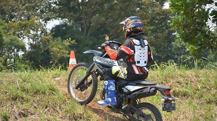 Hadapi Beragam Kondisi Jalan Saat Riding di Trek Off Road dengan Tips ...