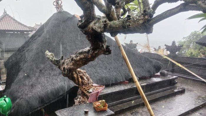 HUJAN Disertai Angin Kencang, Bale Kulkul, Bale Pesantian dan Bale Gong ...