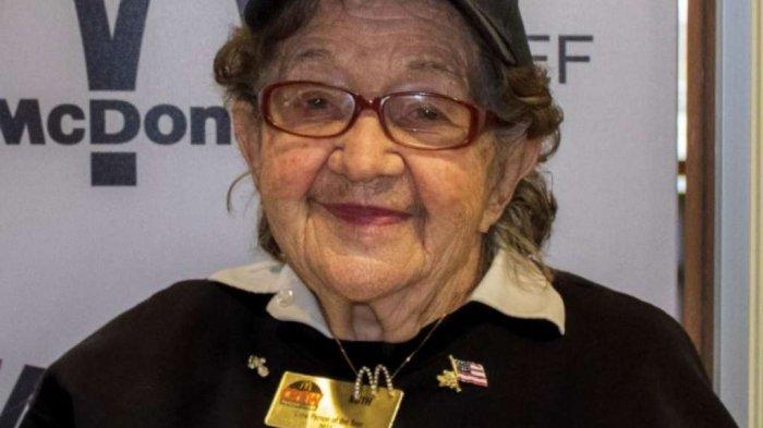 Meskipun Sudah Berusia Satu Abad, Pegawai McDonald's Ini Belum Mau ...