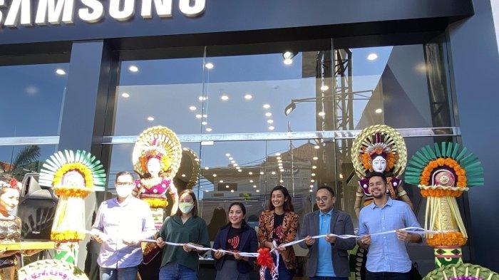 Grand Opening Samsung Experience Store Cellular World Gatot Subroto ...