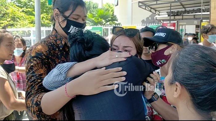 Kerabat Nora dan Jrx Menangis Seusai Mendengar Putusan Majelis Hakim ...