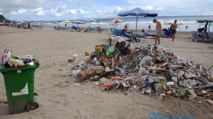 Hasil Penelitian FKP Unud: Sampah di Pantai Kuta 80% Plastik - Tribun-bali.com