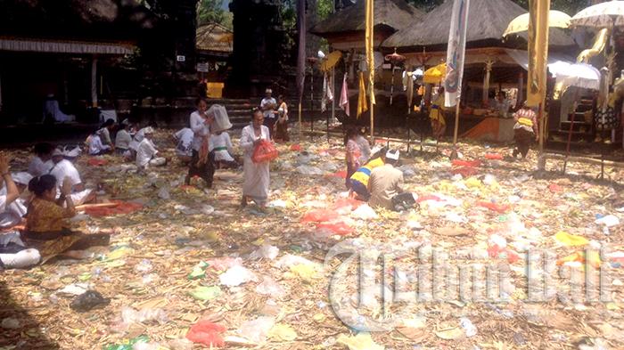 Sampah Membludak, Pemedek di Pura Dalem Puri Besakih Sembahyang di Atas ...