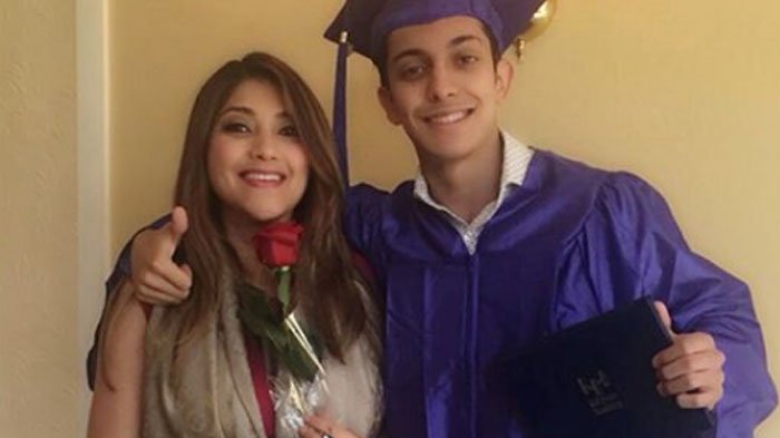 Sarah Azhari Hadiri Wisuda Putra Semata Wayangnya, Harga Syal yang ...