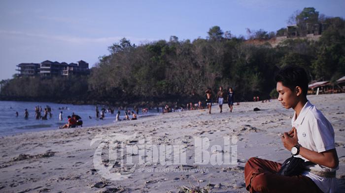 Makna Sikap Asana dan Pranayama Dalam Tri Sandya di Bali - Tribun-bali.com