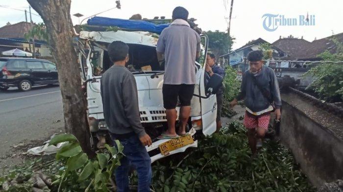 Diduga Mengantuk, Truk Bermuatan Pasir Tabrak Pohon di Jalan Raya Kapal Badung - Tribun-bali.com