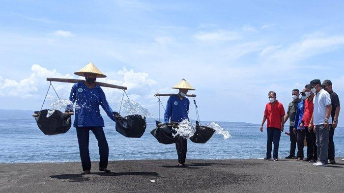Petani Garam Tradisional di Kusamba Diresahkan dengan Beredarnya Garam ...