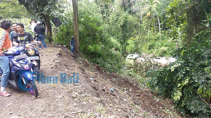 Sopir Diduga Ngantuk, Truk Semen Jatuh ke Jurang di Tabanan, Begini ... Sopir Diduga Ngantuk, Truk Semen Jatuh ke Jurang di Tabanan, Begini ...
