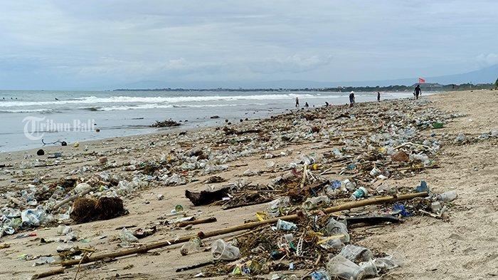 Penghujung Tahun 2020, Pantai Kuta Terlihat Sepi, namun Sampah Kiriman Tersebar Penuhi Bibir ...