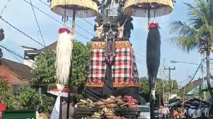 3 Warga Kerauhan hingga Proses Upakara Dikebut, Palinggih di Desa ...