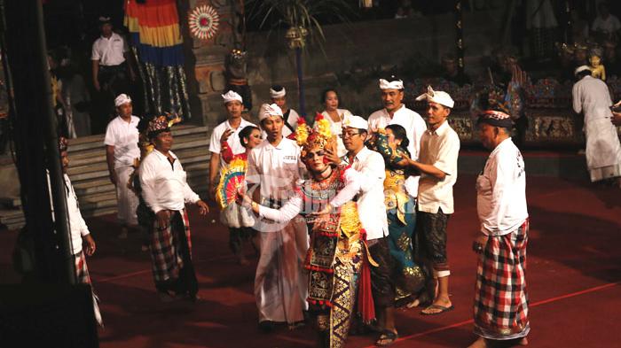 Tiga Generasi Banjar Monang-Maning Tampilkan Tari Gandrung - Tribun ...