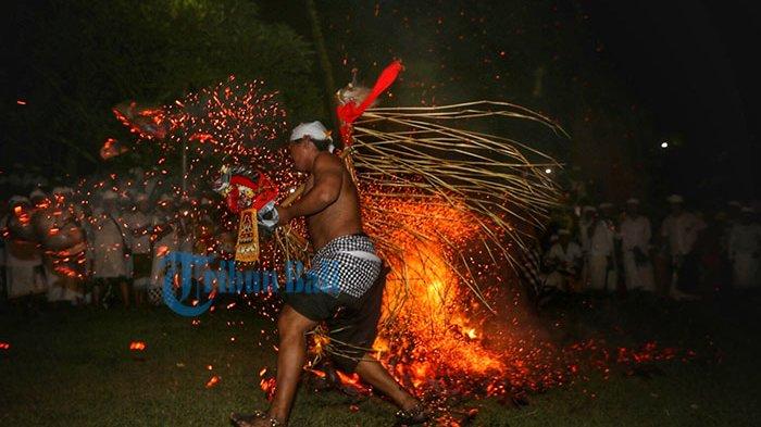 Tari Sakral Sang Hyang Jaran Sempat Mati Suri Selama 78 Tahun - Tribun ...