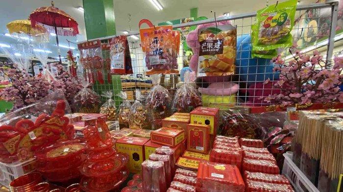 Jelang Imlek, Swalayan di Denpasar Ramaikan Aksesoris Imlek: Amplop ...
