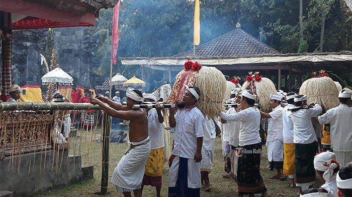 Magisnya Tradisi Narat, Puluhan Warga Kerauhan Membawa Keris - Tribun ...