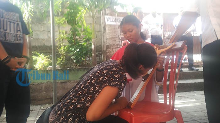 Tradisi Cium Salib di Jumat Agung Peringati Wafatnya Isa Almasih di ...