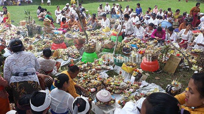 Tradisi Munjung saat Kesanga atau H-1 Nyepi di Desa Selumbung - Tribun ...