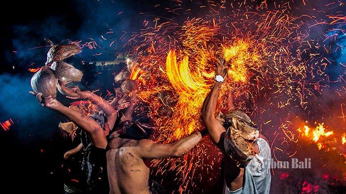 PARADE FOTO Tradisi Perang Api di Desa Adat Tuban - Tribun-bali.com