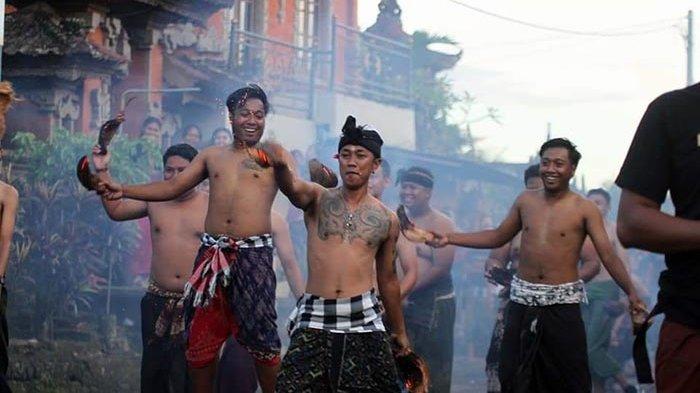 Nyomya Butha Kala dengan Siat Sambuk, Tradisi Banjar Poh Gending ...