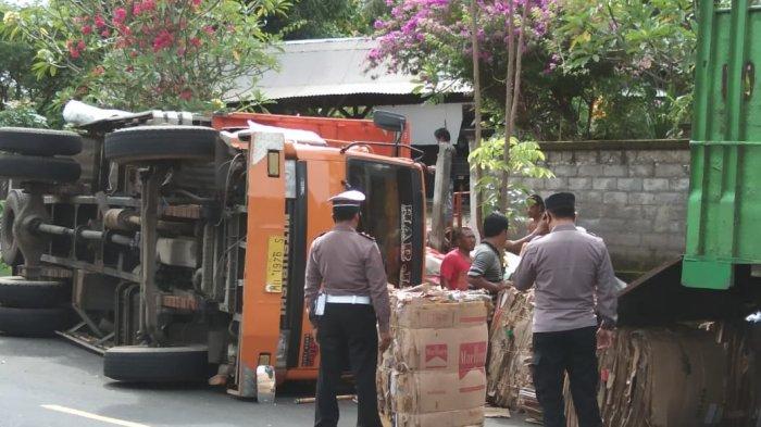 Muatan Terlalu Tinggi, Truk Bermuatan Kardus Terguling Saat Melintas di ...