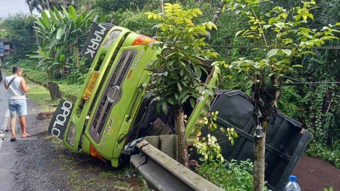 KECELAKAAN, Truk Terguling Di Samsam Tabanan, Diduga Tidak Kuat Nanjak - Tribun-bali.com
