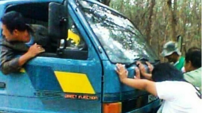 Ada Yang Aneh Pada Foto Orang Dorong Truk Ini, Coba Perhatikan Bagian ...