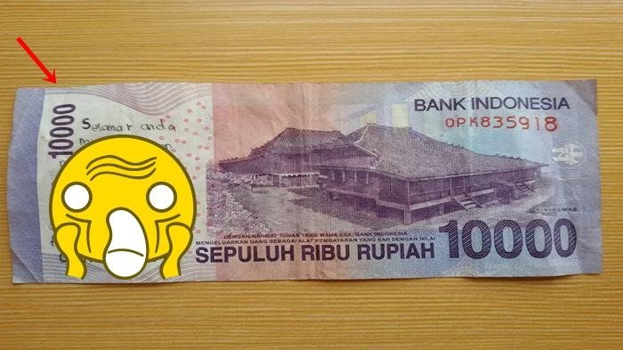 Pria Ini Tersenyum Usai Dapatkan Selembar Uang 10 Ribu, Dan Ada Tulisan ...