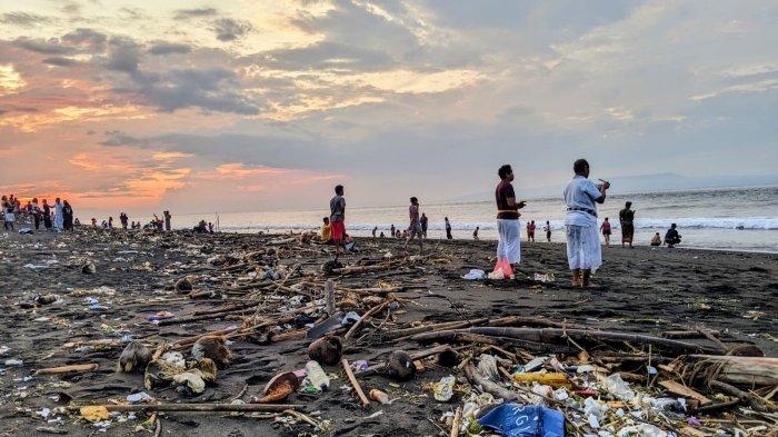 Pantai Watu Klotok Dikotori Sampah Kiriman, DLHP Klungkung Akan Kerahkan Loader - Tribun-bali.com
