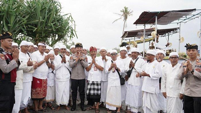 Dipuput 3 Sulinggih, Pantai Abian Kapas Jadi Lokasi Banyupinaruh di ...