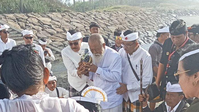 3 Kali Ombak Besar Terjang Perahu Sulinggih! Insiden Ritual Mulang ...