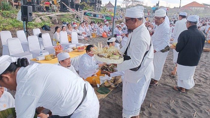Ritual Panglukatan Agung Banyupinaruh, Dipuput 5 Sulinggih dan Gunakan ...