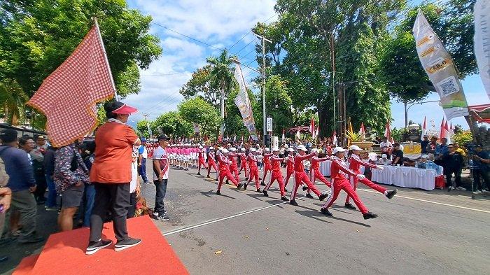 Jelang HUT Kemerdekaan RI, Ratusan Siswa SD di Buleleng Antusias Ikuti Lomba Gerak Jalan 8 Km ...