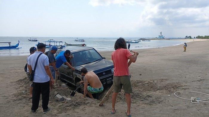Warga Bantu Evakuasi Mobil Bule yang Terperosok di Bibir Pantai Sekeh Kuta Badung - Tribun-bali.com