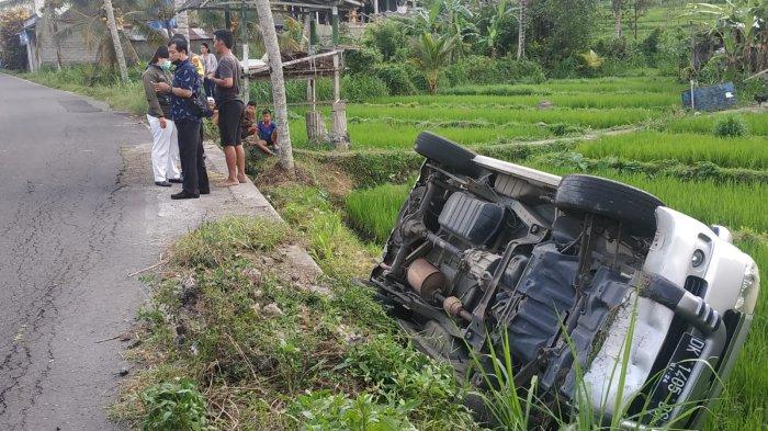 Mobil APV Terperosok ke Sawah di Karangasem - Tribun-bali.com