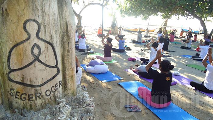 8 Manfaat dan Tahapan Yoga Menurut Guru Yoga Seger Oger di Pantai ...
