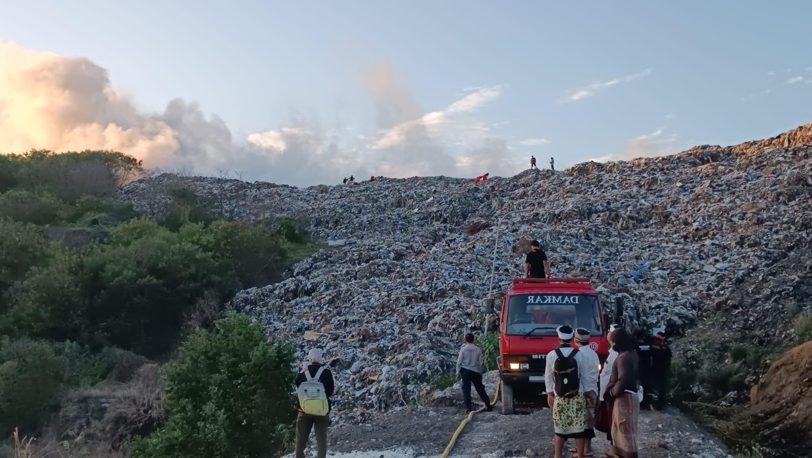 TPA Suwung Denpasar Kembali Terbakar, Damkar Berjibaku Padamkan Api - Tribun-bali.com