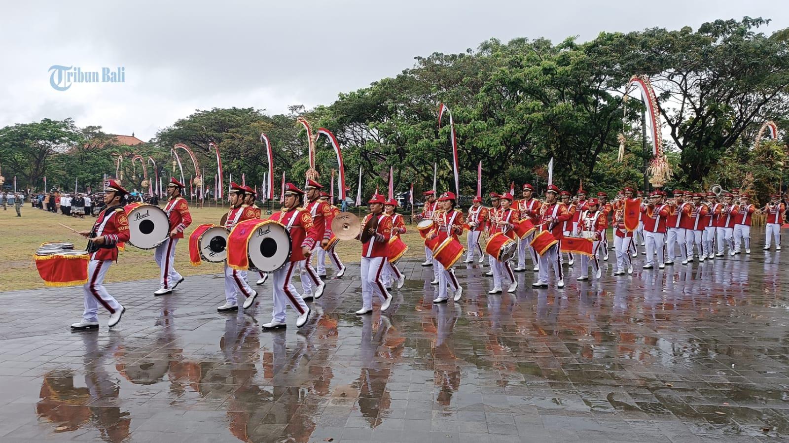 Pelaksanaan Upacara HUT RI ke-78 di Denpasar Diguyur Hujan - Tribun-bali.com
