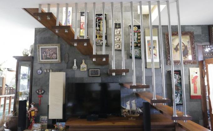 Buat Tangga Melayang dari Jati dan Batu Alam - Tribun-bali.com