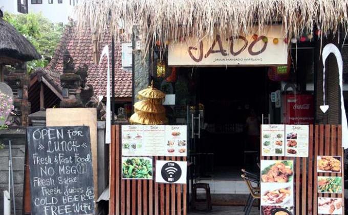 Nasi Goreng Roa Khas Jado Warung, Temen Nongkrong Asyik di Seminyak ...