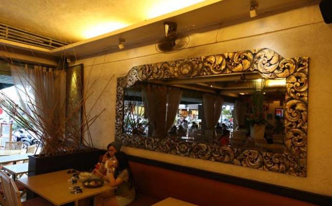 Papan Tulis Tampilkan Menu Spesial di Dulang Cafe and Bakery - Tribun ...