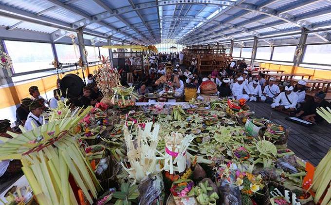 Persembahan untuk Sang Hyang Baruna, Warga Upacara Segara Kertih di ...