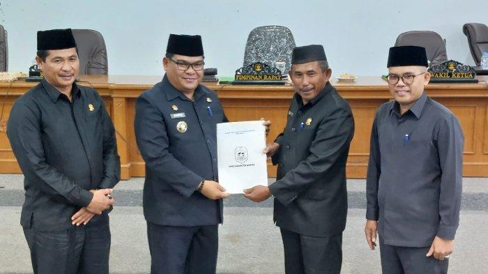 Aklamasi, Seluruh Fraksi DPRD Bangka Setujui Raperda APBD 2024 Kabupaten Bangka - Bangkapos.com