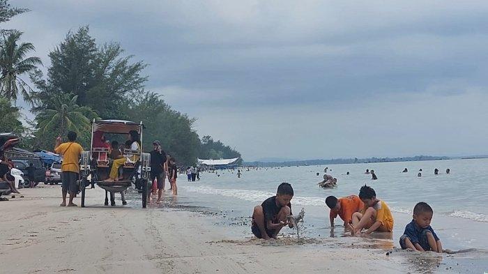 Libur Idul Adha Bertepatan dengan Libur Sekolah, Pengunjung Pantai Pasir Padi Membludak ...