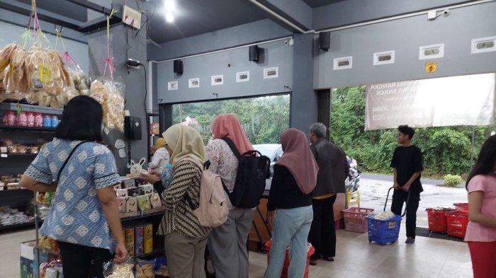 Toko Oleh-oleh Tetap Jadi Buruan Pembeli Usai Lebaran, Getas Terjual ...