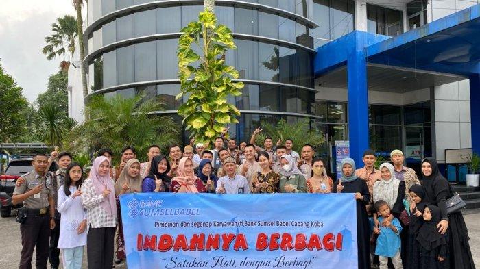 Keluarga Besar Bank SumselBabel Cabang Koba Santuni Anak Yatim dan Bagikan Takjil - Bangkapos.com