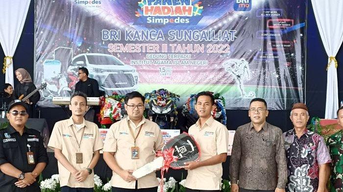 Panen Hadiah Simpedes BRI Cabang Sungailiat, Mobil dan 14 Motor Dibagikan Kepada Nasabah ...