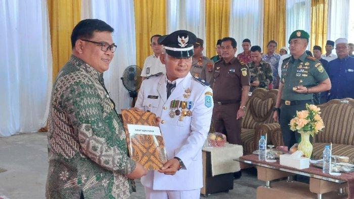 Pj Bupati Bangka M Haris Lantik Mantan Babinsa Jadi Kades Deniang, Dandim Bangka Ikut Hadir ...