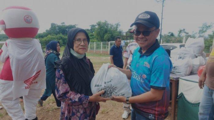 PT Timah Tbk Berbagi Paket Sembako Lewat Program Jumat Bersih di Belitung Timur - Bangkapos.com