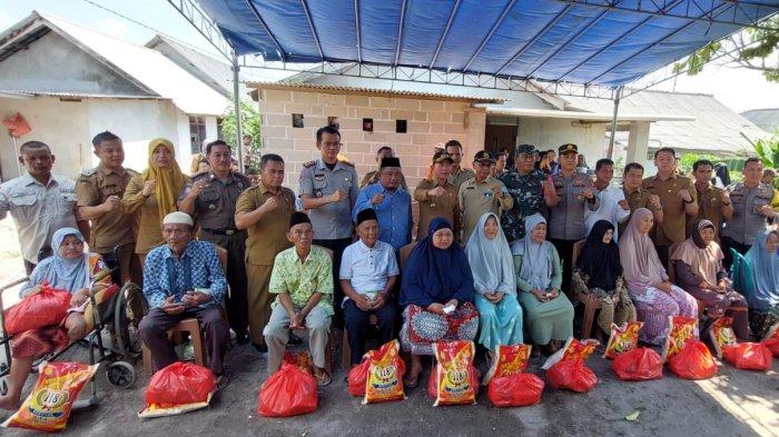 Bupati Bangka Mulkan Serahkan Rumah Rehab Pasca Terbakar - Bangkapos.com