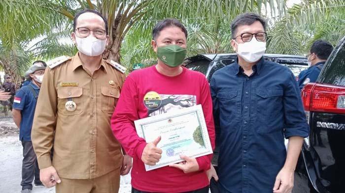 Lindungi Keanekaragaman Hayati Hutan Pelawan, Zaiwan Dapat Penghargaan ...
