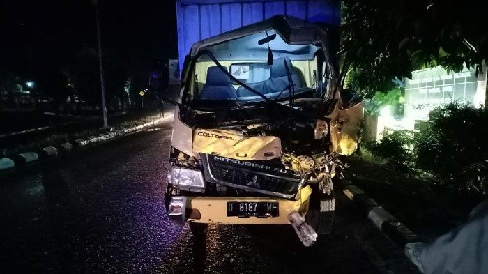 Kecelakaan Maut, Truk Boks Tabrak Truk Antre BBM di Pinggir Jalan, Sopir dan Kernet Luka Berat ...